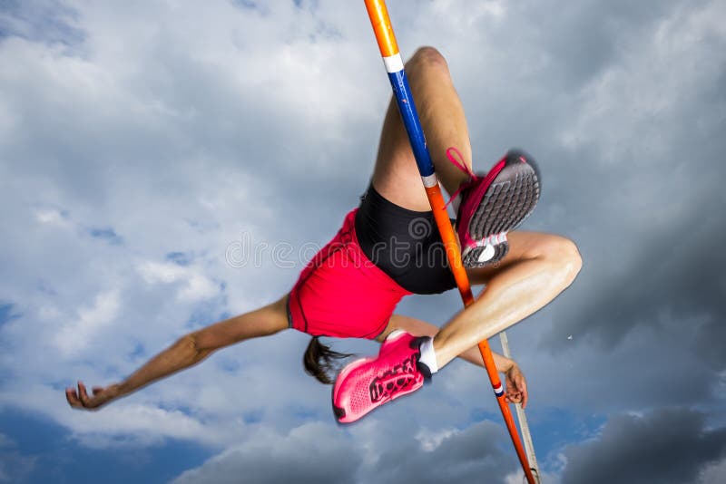 Hoogspringen stock afbeelding. Image of zonnig, motie - 56841715