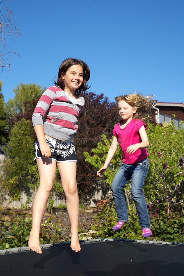 Hoppa för barn fotografering för bildbyråer. Bild av livsstil - 16915045