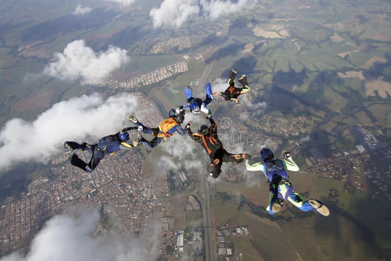 Hoppa Med Fritt Fall Folkteamwork Arkivfoto - Bild av fallskärm ...