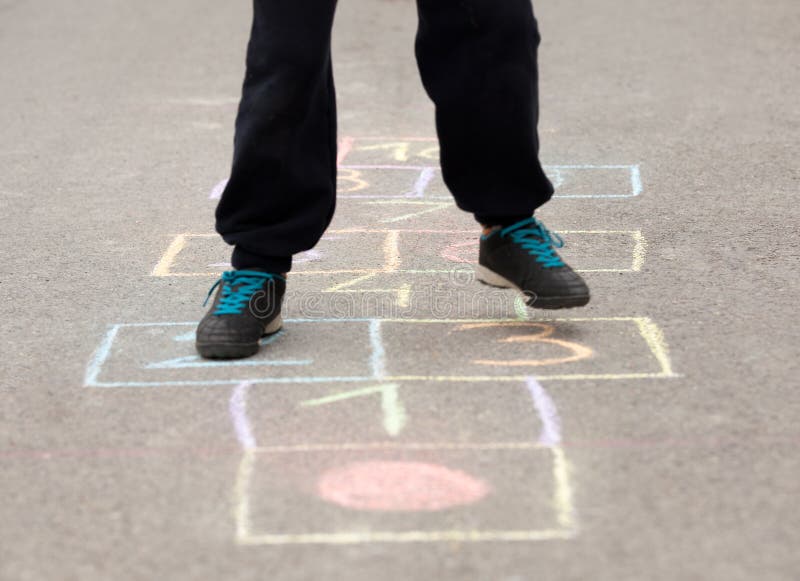 Kinder, Die Im Hopsespiel Spielen Stockbild - Bild von teilnehmer ...