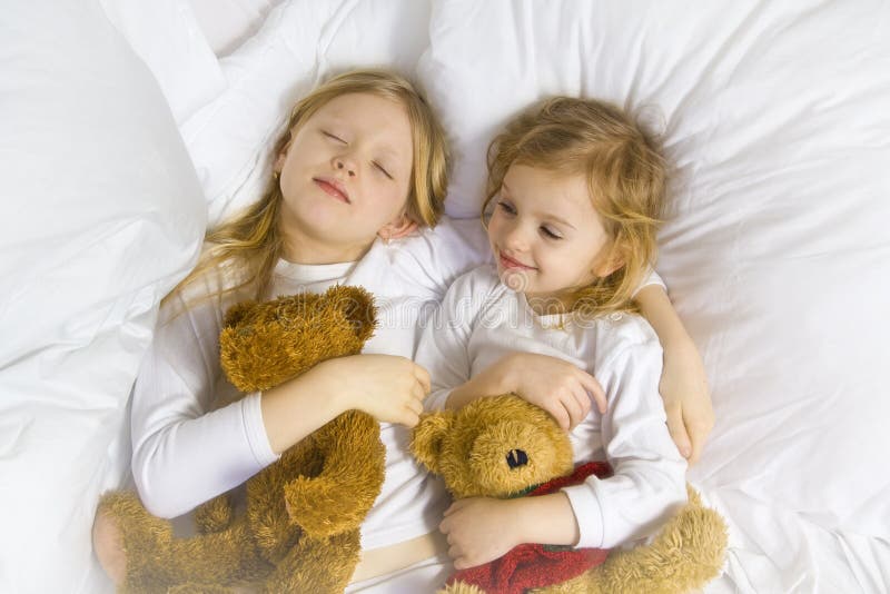 Hora de acostarse foto de archivo. Imagen de bedclothes - 5675842