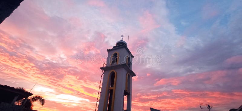 Hora del sol para rezar imagen de archivo. Imagen de cielo - 262138349