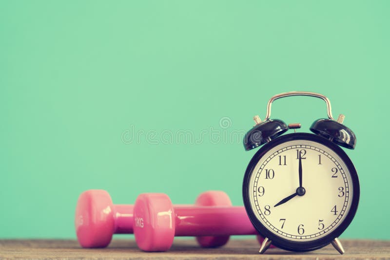 Hora Para Ejercitar El Reloj Y La Pesa De Gimnasia Foto de archivo ...
