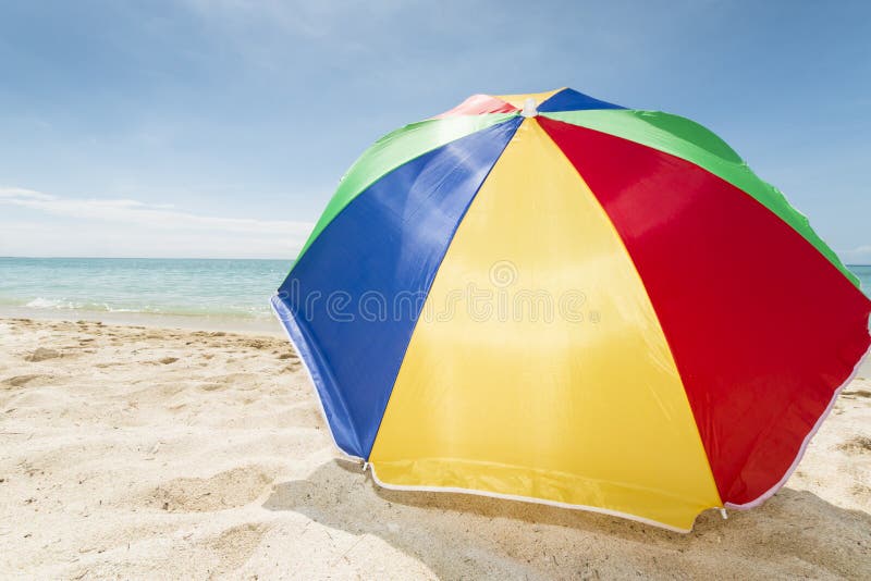 Färgrik Parasoll På Stranden Arkivfoto - Bild av semesterort, strand ...