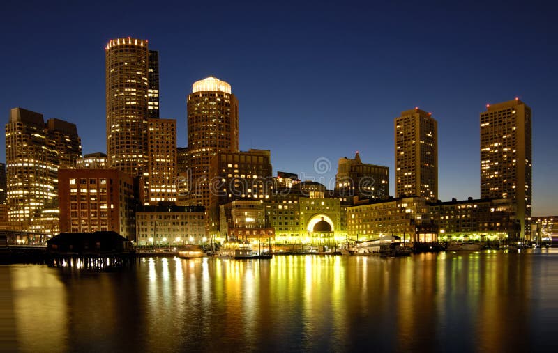 Le Skyline De Boston De Nuit Image stock - Image of massachusetts ...