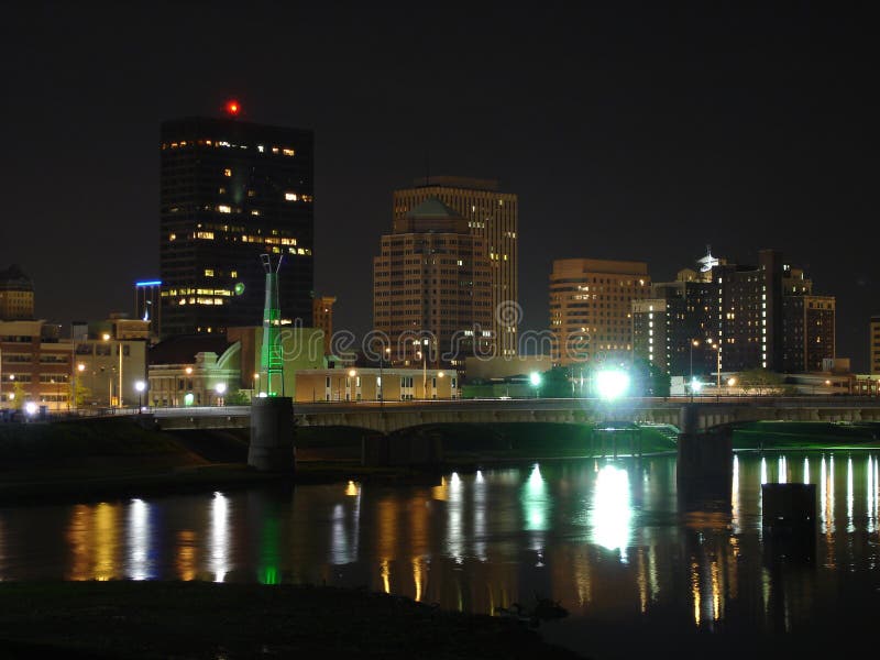 Horizon De Dayton, Ohio La Nuit Avec Le Fleuve Photo stock - Image du ...