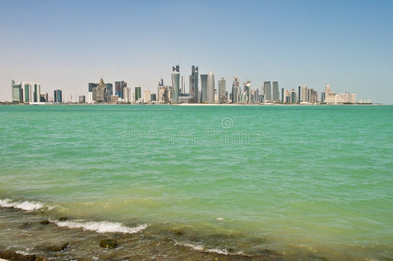 Horizon de Doha photo stock. Image du moyen, doha, riche - 20770192