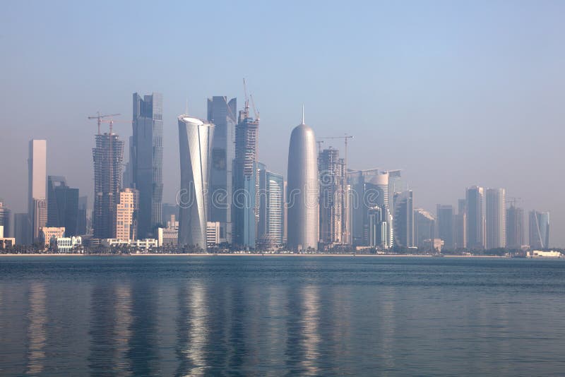 Horizon de Doha, Qatar photo stock. Image du moderne - 23002524