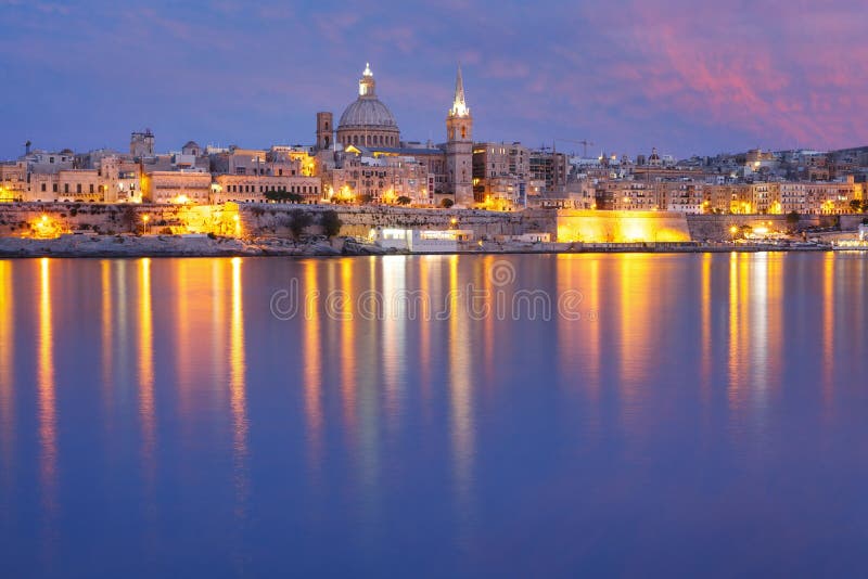 La Valette Skyline De Sliema Au Coucher Du Soleil à Malte Photo stock ...