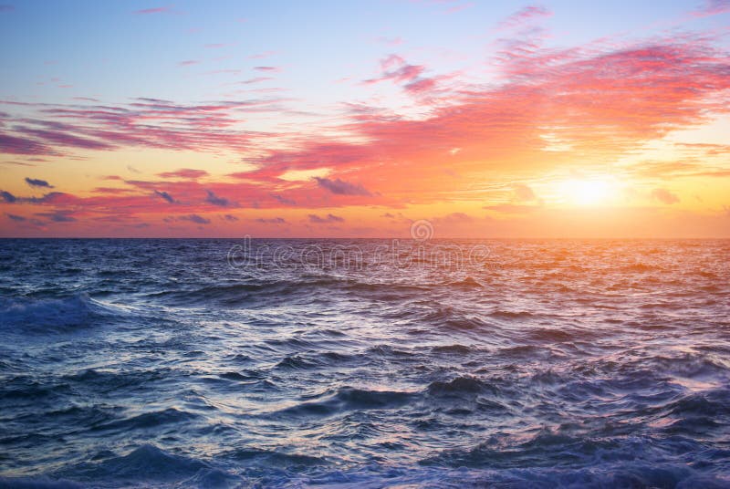 Horizon de mer image stock. Image du horizon - 104719875