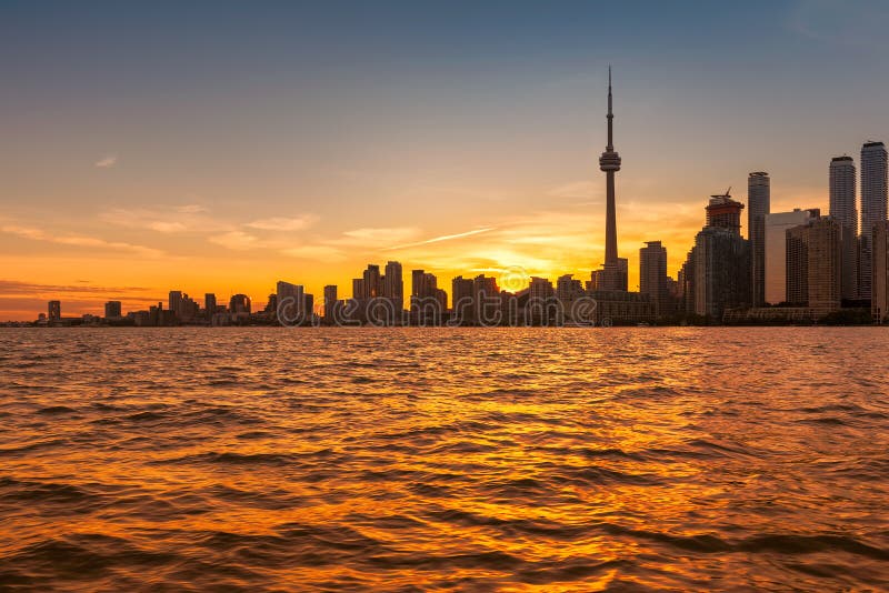Horizon De Toronto Au Coucher Du Soleil Dans Ontario, Canada Image ...