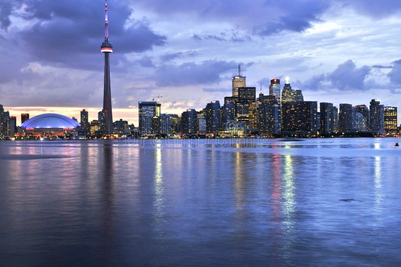 Toronto Au Coucher Du Soleil Image stock - Image du affaires, horizon ...