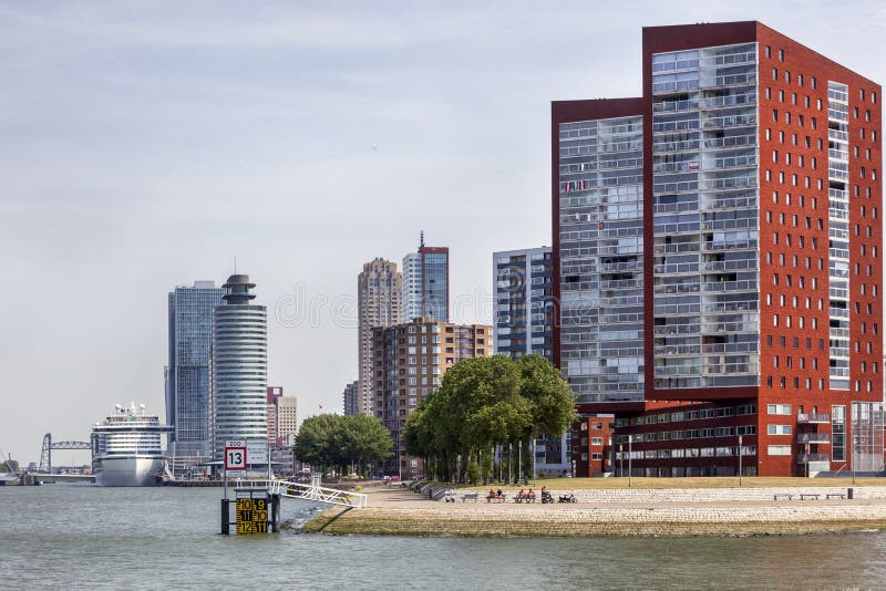 Skyline Van Rotterdam Met De Euromast - En Oorlogsschepen Redactionele ...