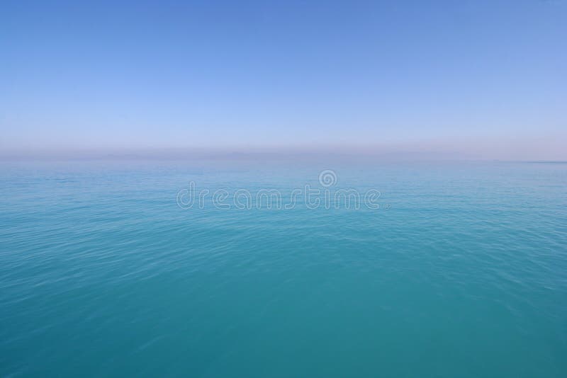 Das Meer Mit Einer Insel am Horizont Stockfoto - Bild von dunkel ...