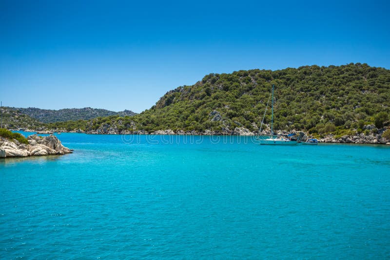 Paysage De La Turquie Avec La Mer Bleue, Le Ciel, Les Collines Vertes ...