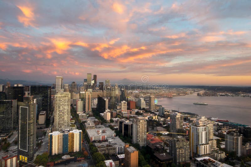 Horizontal View of Downtown Seattle Skyline at Sunet Editorial Stock ...