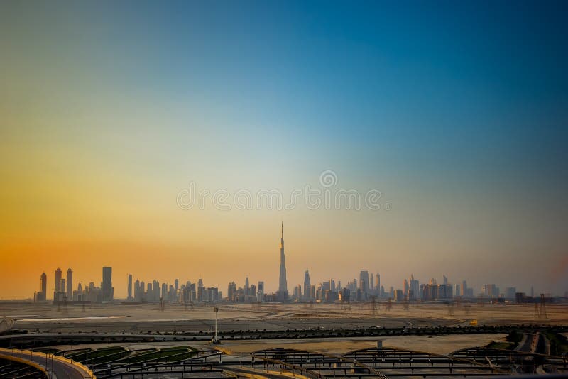 Horizonte De Dubai En La Puesta Del Sol Imagen de archivo - Imagen de ...