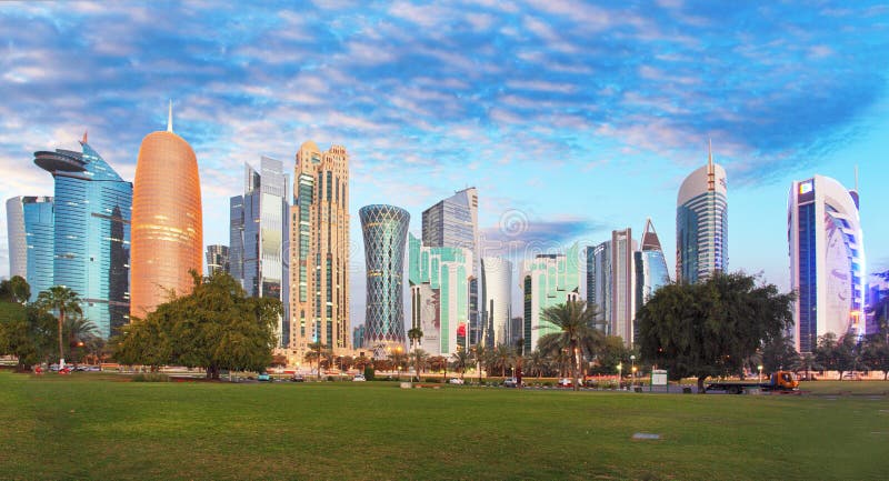 Ciudad Del Horizonte De La Ciudad De Doha Con El Arco Iris, Qatar ...