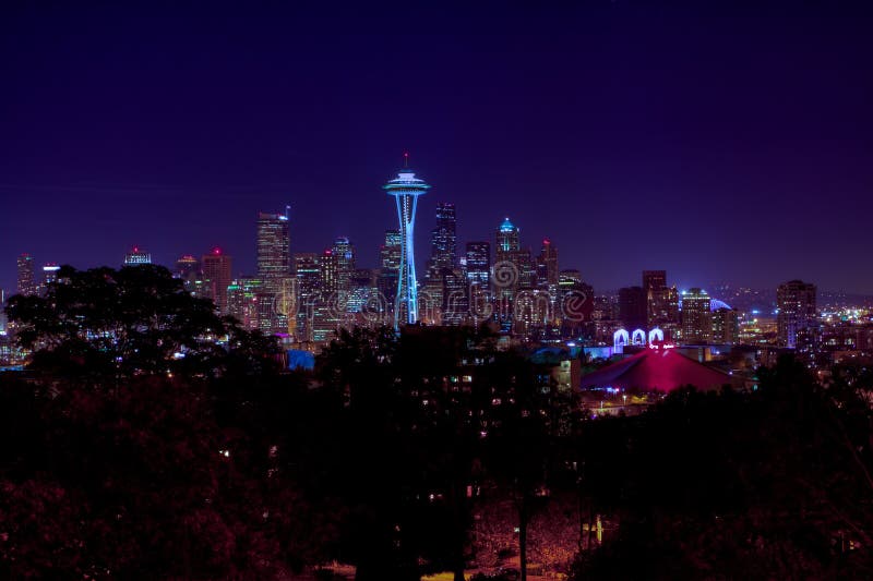 Horizonte De La Noche De La Ciudad De Seattle Imagen de archivo ...