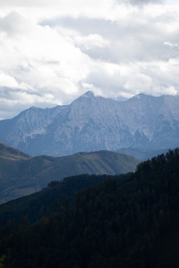 Horizonte Escalonado De La Cordillera Vertical Imagen de archivo ...