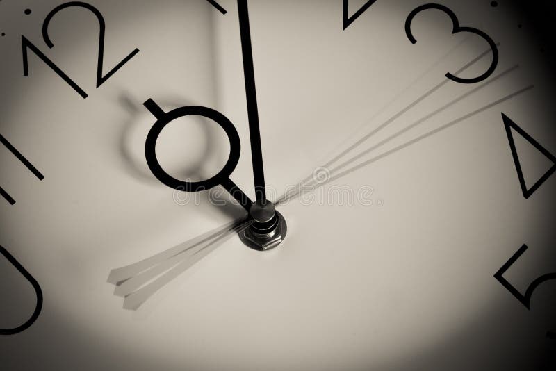 7h30 d'horloge photo stock. Image du demi, sept, isolement - 102068818