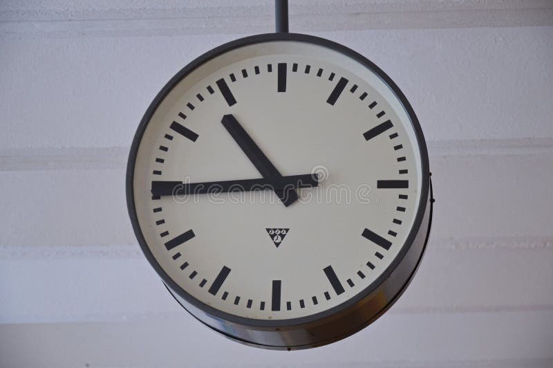 8h45 d'horloge photo stock. Image du concept, minute - 102068820