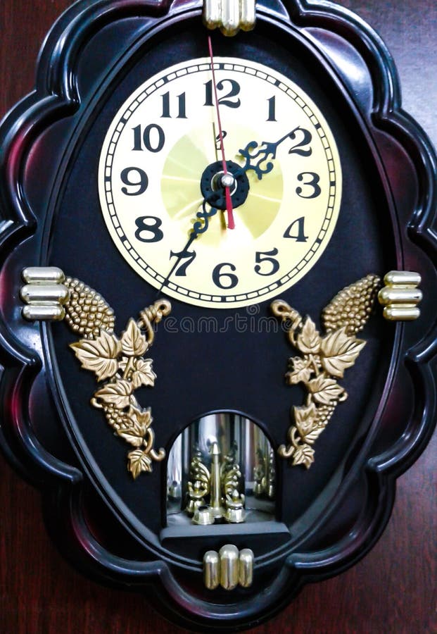 Horloge murale ovale image stock. Image of montre, bijou - 101399891