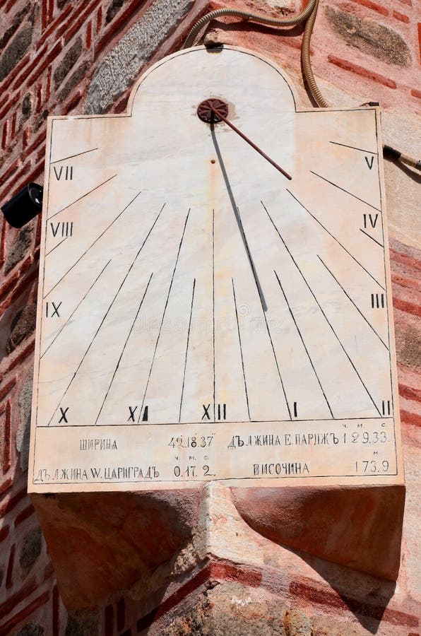 Horloge Antique De Cadran Solaire Ou De Soleil Sur Un Mur Photo stock ...