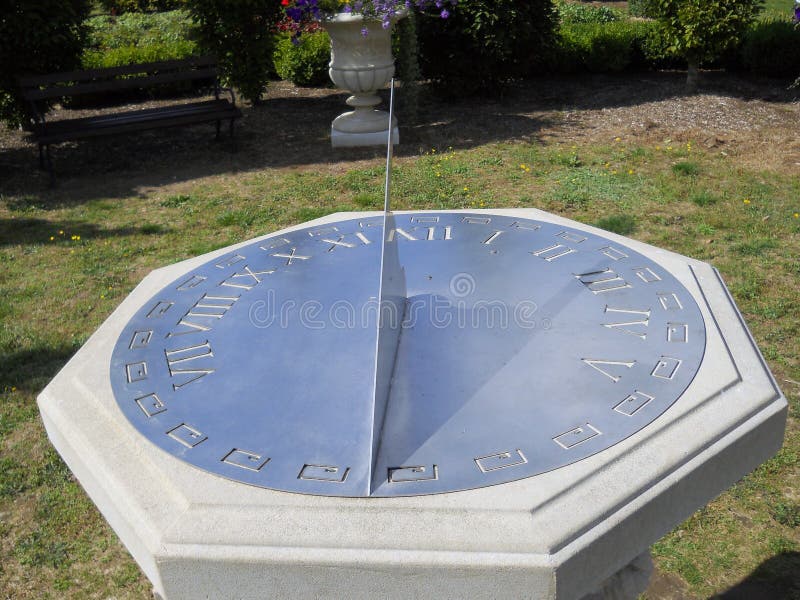 Horloge solaire image stock. Image du solaire, horloge - 13483843