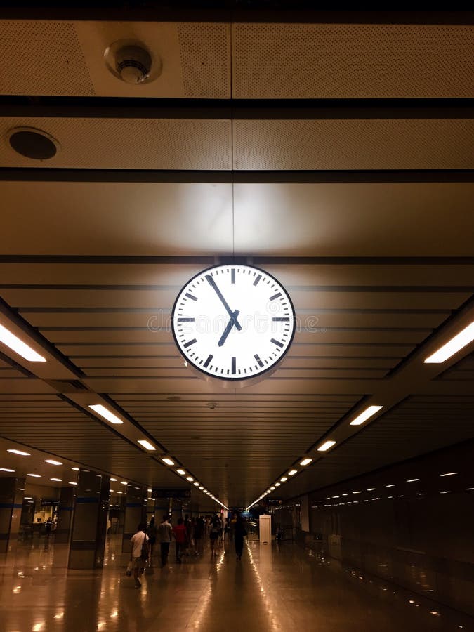Horloges in metro stock foto. Image of klok, zaken, vervoer - 78205262
