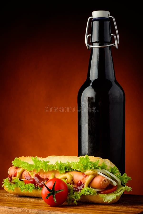 Hot dog piwo i menu zdjęcie stock. Obraz złożonej z post - 38082230