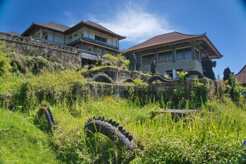 Viejas Esculturas Abandonadas En Un Parque Descuidado Entrelazado Con ...
