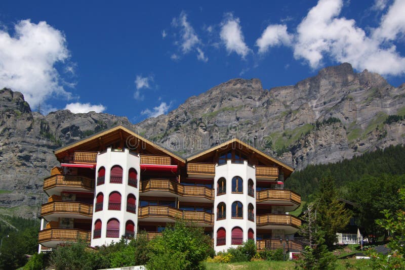 Hotel suizo tradicional imagen de archivo. Imagen de azotea - 6126013