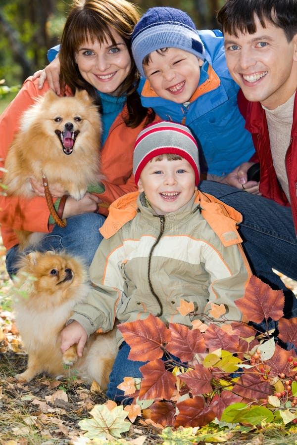 Houdende van familie samen stock afbeelding. Image of gang - 77311635 Houdende van familie samen stock afbeelding. Image of gang - 77311635