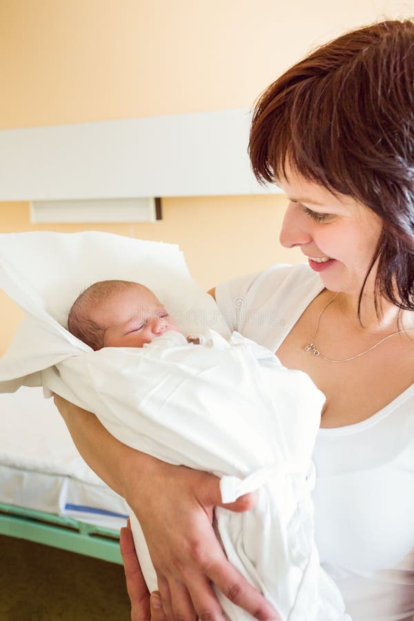 Gelukkige Moeder Met Pasgeboren Baby Stock Foto - Image of volwassen ... Gelukkige Moeder Met Pasgeboren Baby Stock Foto - Image of volwassen ...