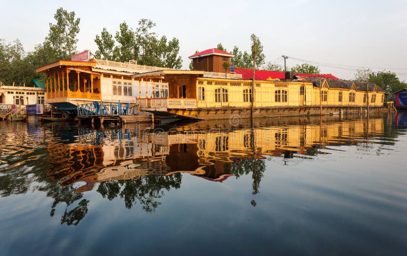 Turismo Del Lago Dal, Srinagar, Jammu Y Cachemira Foto de archivo ...