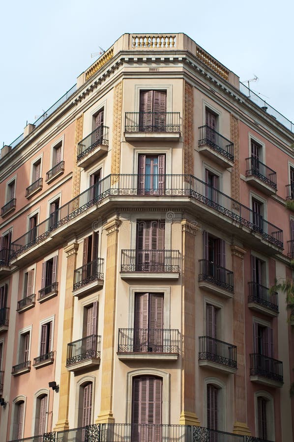 House Corner Design Idea: Stone Framing As Flowerbed, Evergreens and ...