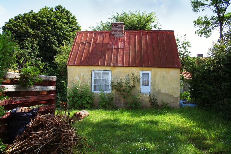 New Zealand: Ordinary Small House with Lawn Stock Photo - Image of ...