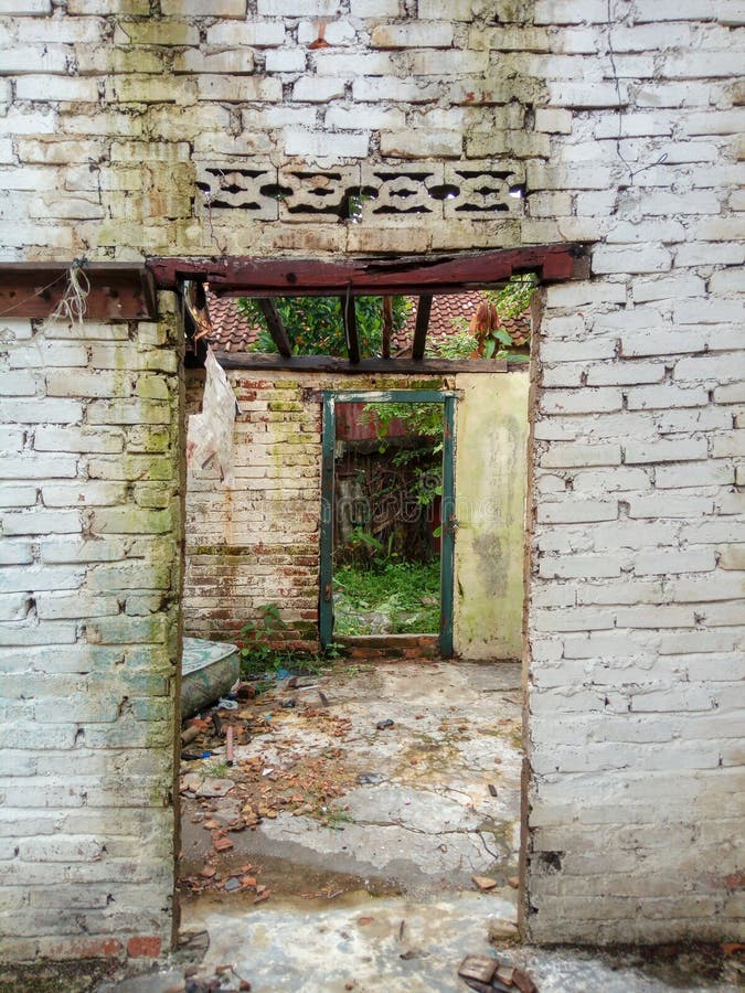 Broken building editorial photo. Image of store, roof - 79695121