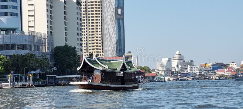 A Houseboat on the Chao Phraya River in Bangkok Editorial Photography ...