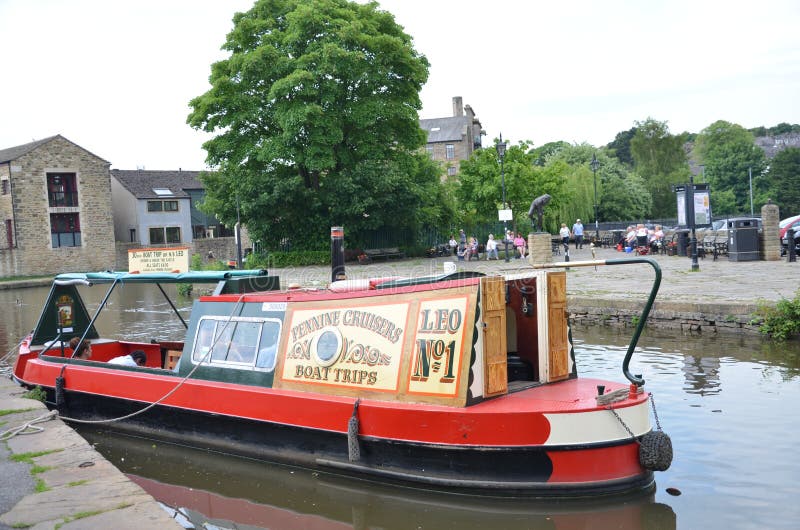 Houseboot in Skipton editorial stock photo. Image of carring - 65097668