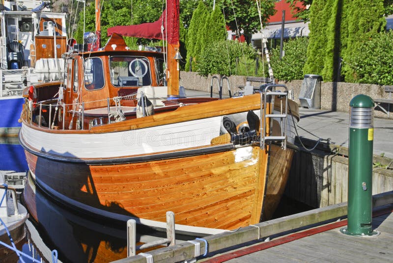 De Mooie Houten Boot is Gepast Stock Afbeelding - Image of grond ...