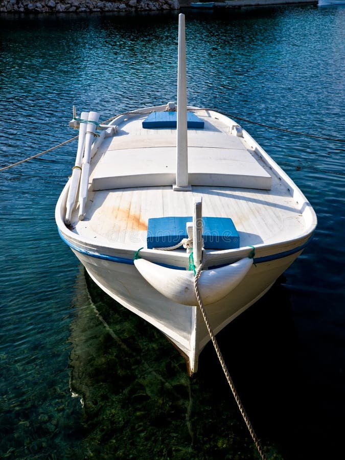 Houten boot stock afbeelding. Image of sereen, golven - 5600007