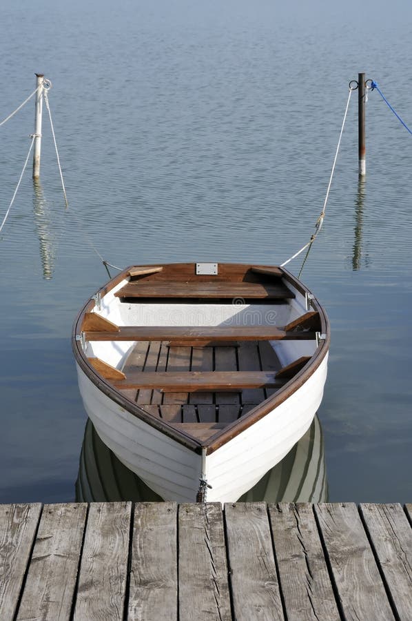 Houten boot stock afbeelding. Image of boot, vervoer, roeien - 6251637