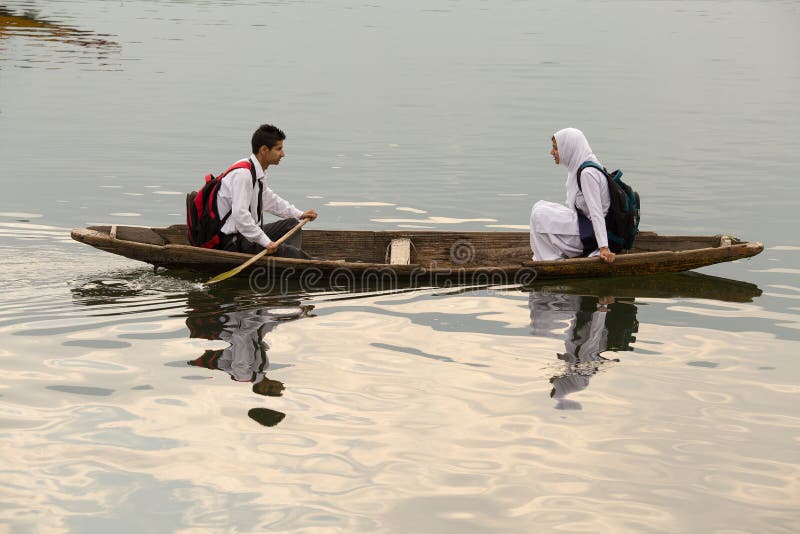 Houten Boot En Indische Mensen in Meer Srinagar, India Redactionele ...