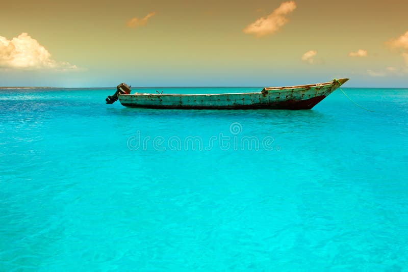 Boot op water stock afbeelding. Image of klein, verankerd - 29840493