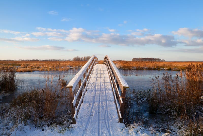 Houten Brug Door Rivier in Sneeuw Stock Foto - Image of nave, zonlicht ...