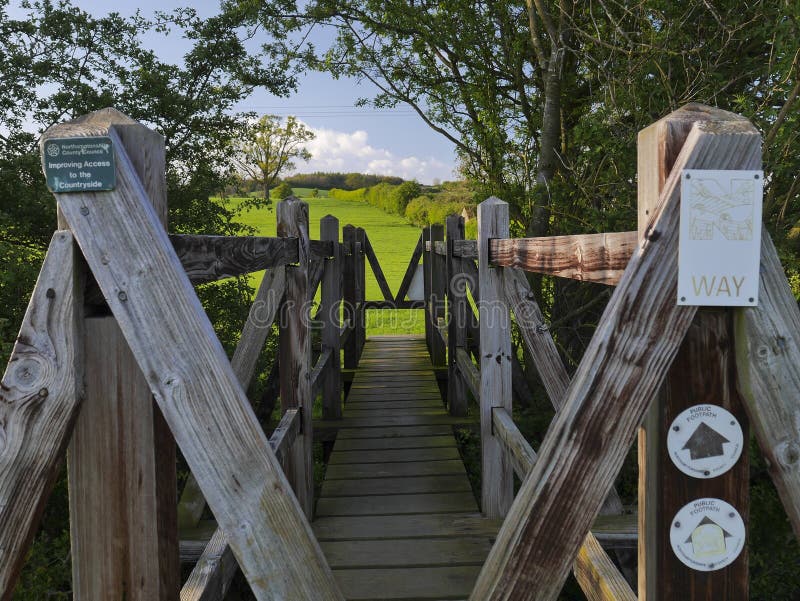 Houten Brug Op Nene Way Footpath Stock Foto - Image of voetpad, poort ...