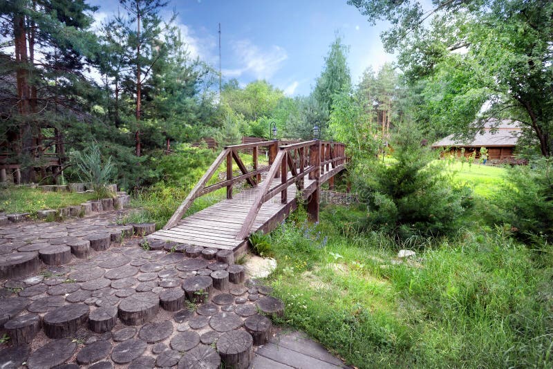 Houten brug over ravijn stock foto. Image of gras, horizon - 62173864