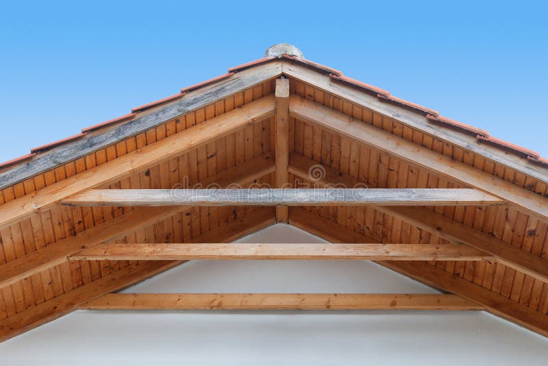 Houten dak met daksparren stock afbeelding. Image of voering - 70869769